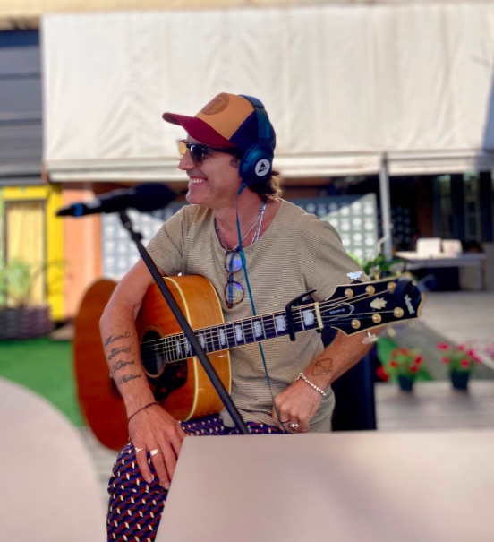 ¡Coti se sumó a la apertura de #Perros2021 y canta lo que los oyentes ...