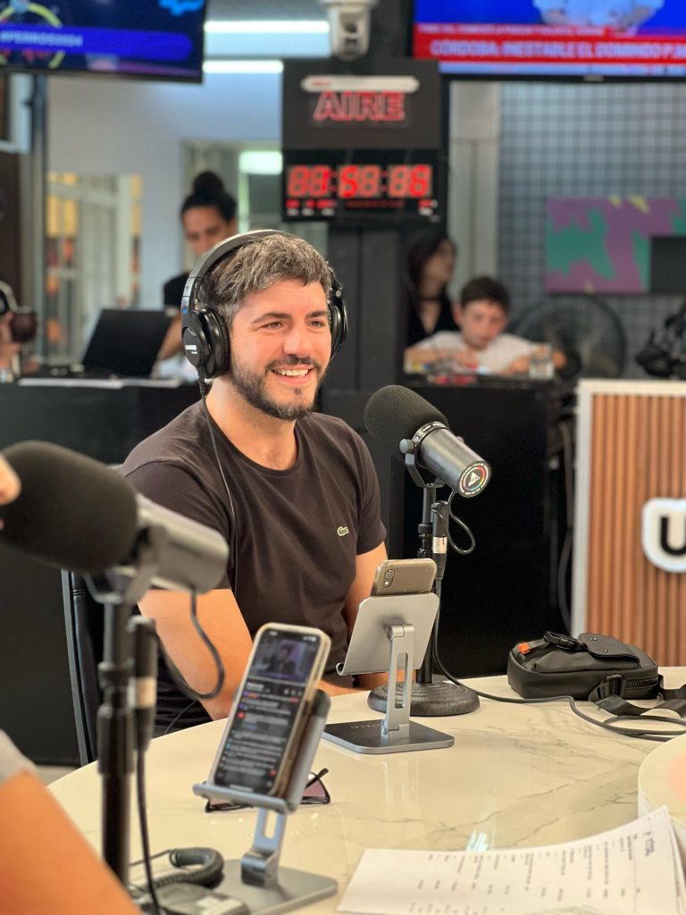 Marco Caponi: "El teatro es el único hecho vivo, todo lo otro se puede ...